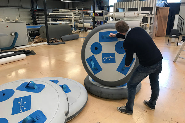 Inflatable sliding gaskets for slides/swimming pools